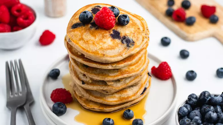 boekweitpannenkoekjes op een bord