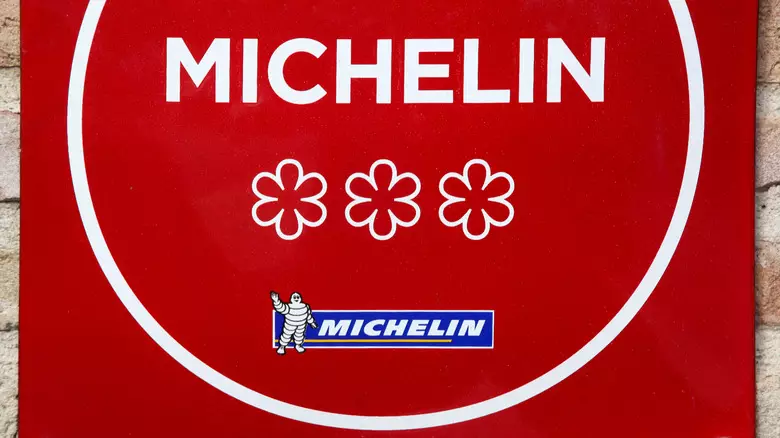 O placă roșie Michelin imprimată cu trei stele