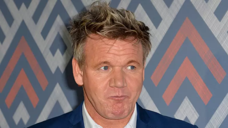 Gordon Ramsay în fața unui fundal roșu și albastru