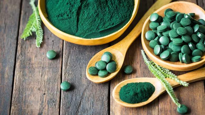 Spirulina poeder en tabletten