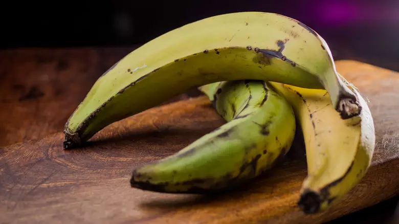 Grønne plantains på et bord