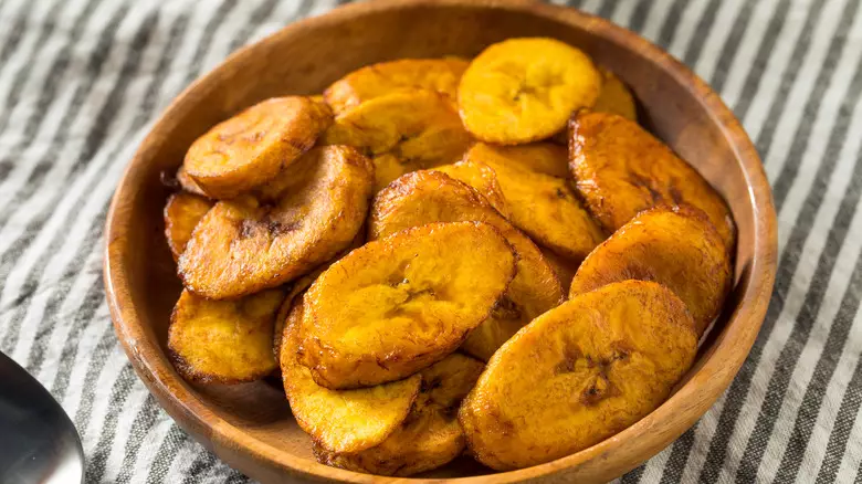 Patatas fritas de plátano nunha cunca de madeira