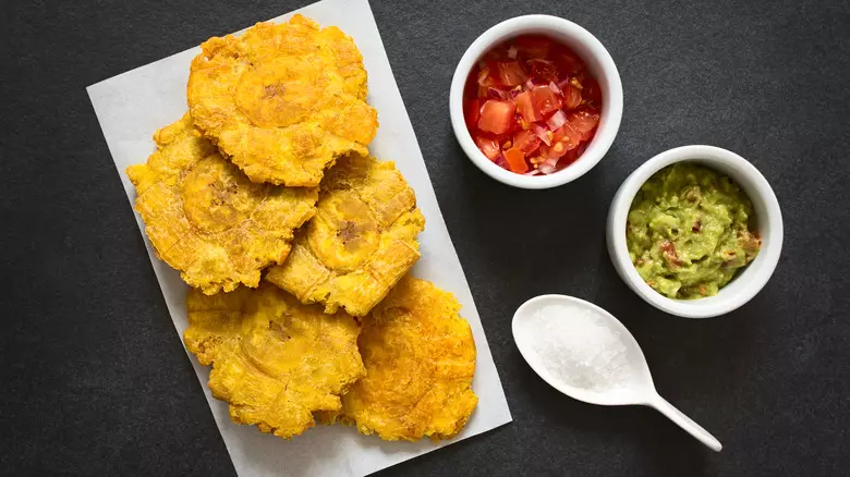 Tostones på en hvid plade