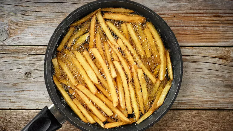 pommes frites och olja i panna