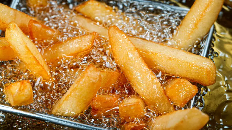 Franse frietjes koken in frituurolie