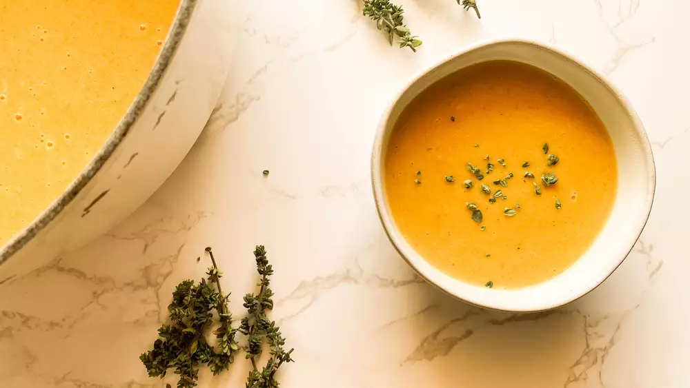 sopa de calabaza en un tazón