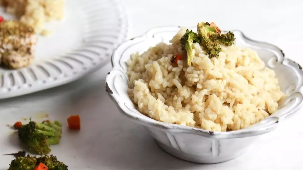 Risotto vegano de 5 ingredientes en cunca branca con brócoli