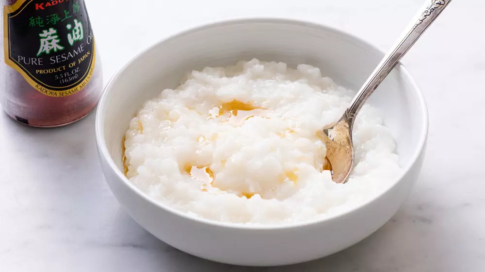 Congee sa puting mangkok na may sesame oil