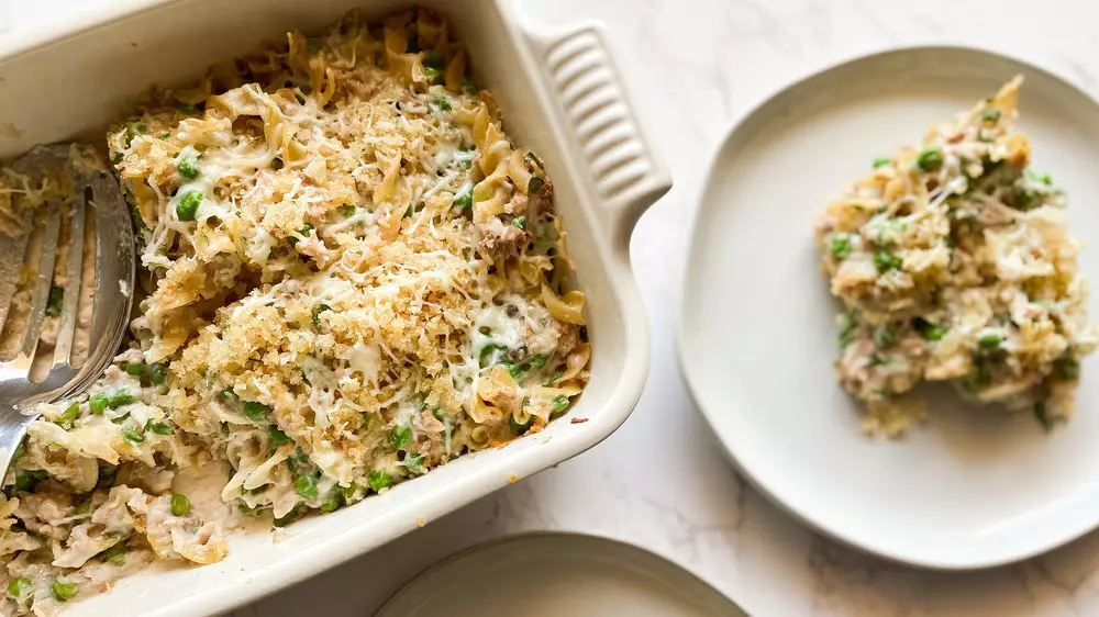 tuna casserole sa puting baking dish