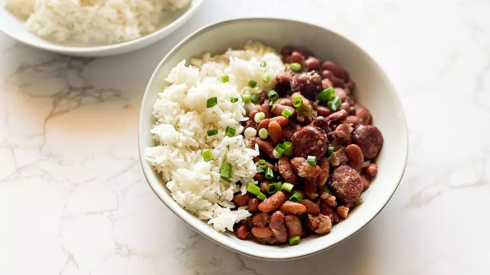 Arroz e feixóns nun bol branco