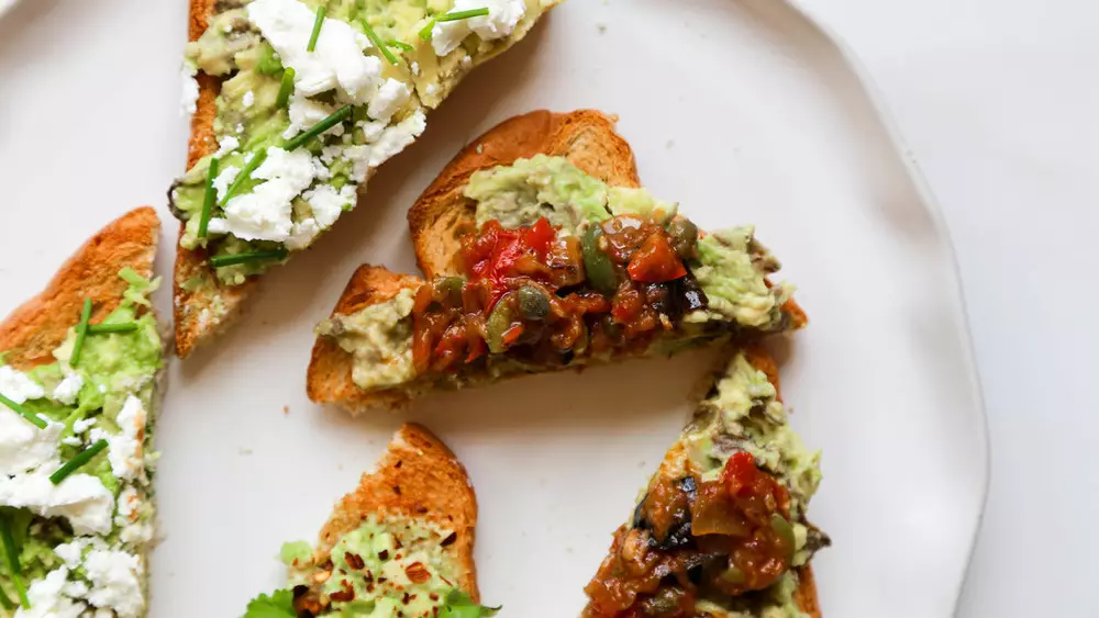 I-Avocado toast kwipleyiti emhlophe