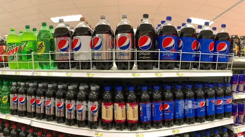 Dükanyň tekjelerinde Pepsi çüýşeleri