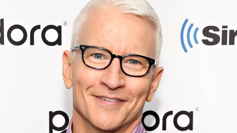 Anderson Cooper lacht met een bril