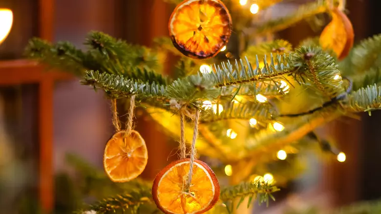 Božično drevo s posušenimi pomarančami