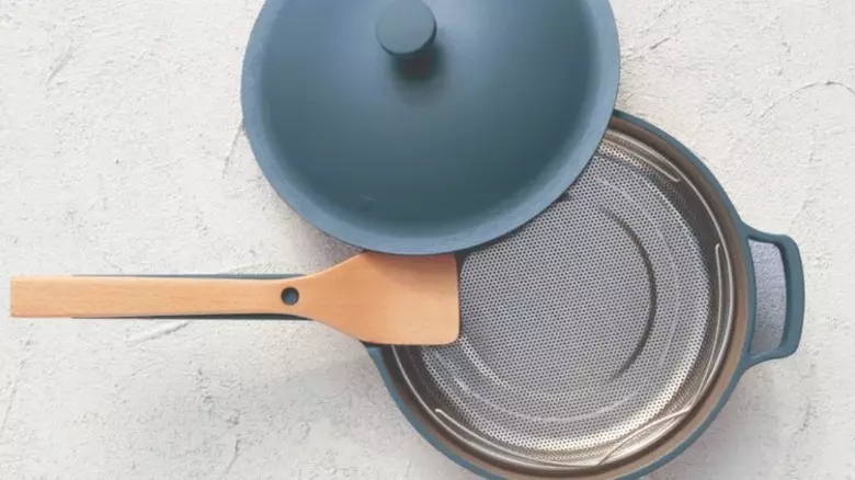 Il-Post Tagħna Dejjem Pan bi spatula u qoffa steamer