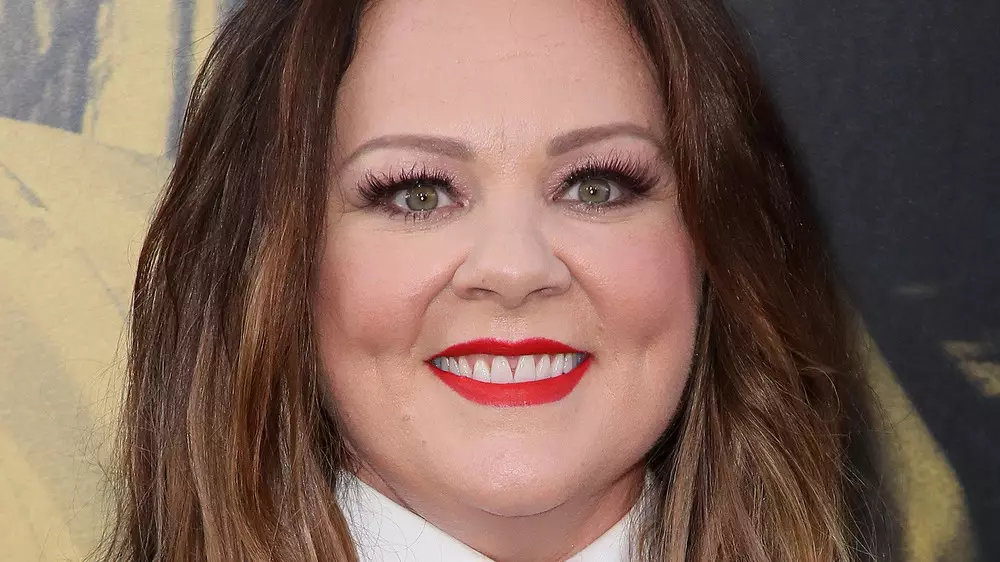 Melissa McCarthy draacht reade lippenstift