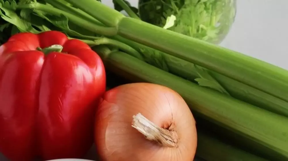 Celery, pepere le onion bakeng sa pitsa e le 'ngoe ea jambalaya