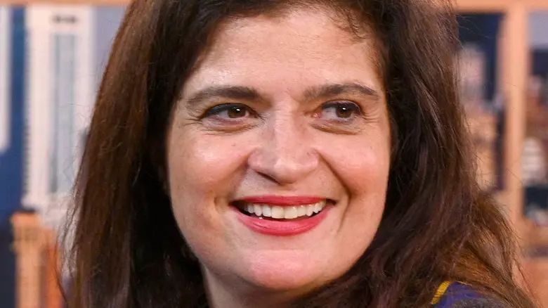 Alex Guarnaschelli yn gwenu ar y llwyfan