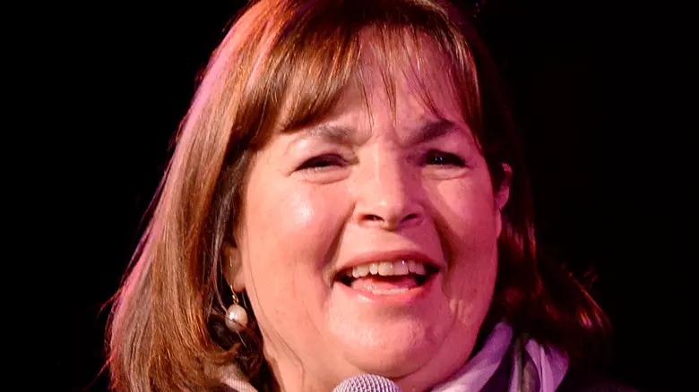 Ina Garten yana magana cikin makirufo