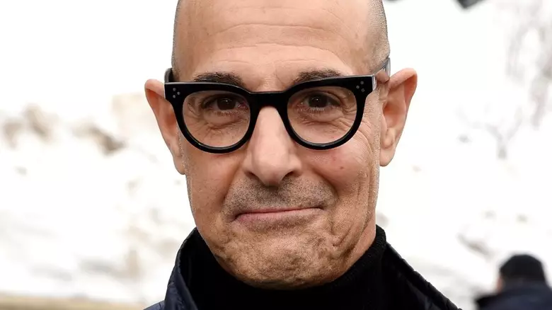 Stanley Tucci i spéaclaí miongháire