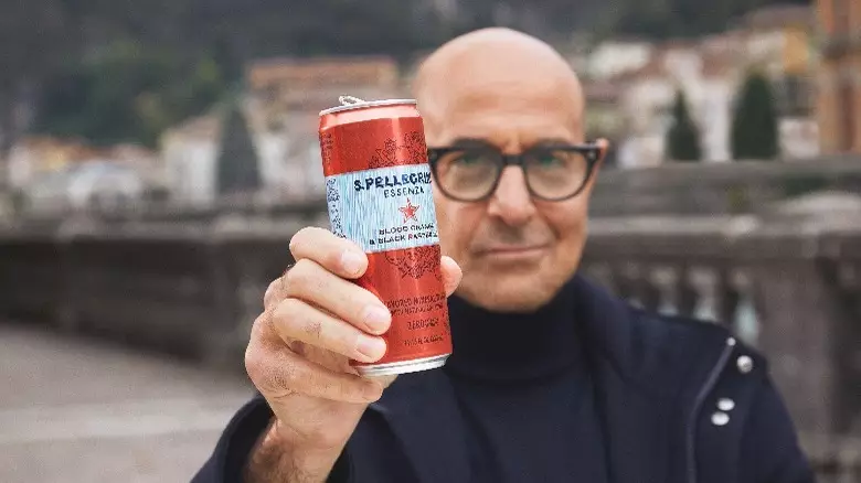 Stanley Tucci hält eine Dose San Pelligrino in der Hand