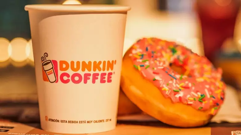 Kapu ya khofi ndi donut kuchokera ku Dunkin '