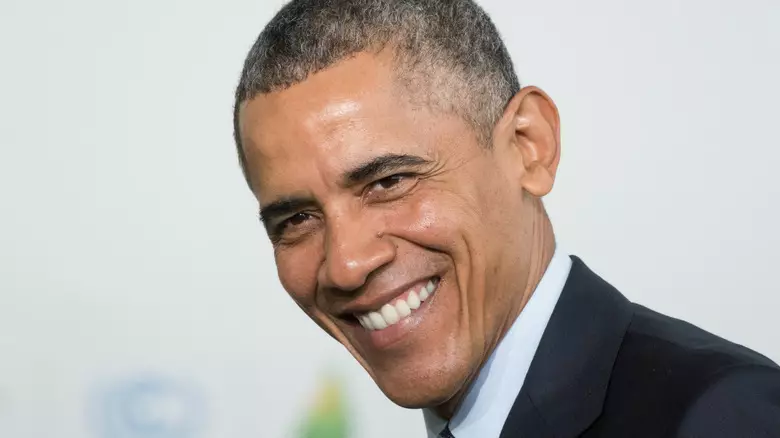 Closeup de Barack Obama de terno sorrindo