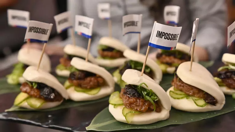 Canapés feitos com carne impossível