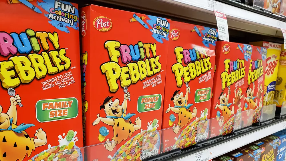 ກ່ອງຂອງ Fruity Pebbles ຢູ່ເທິງຊັ້ນວາງຂອງຮ້ານ