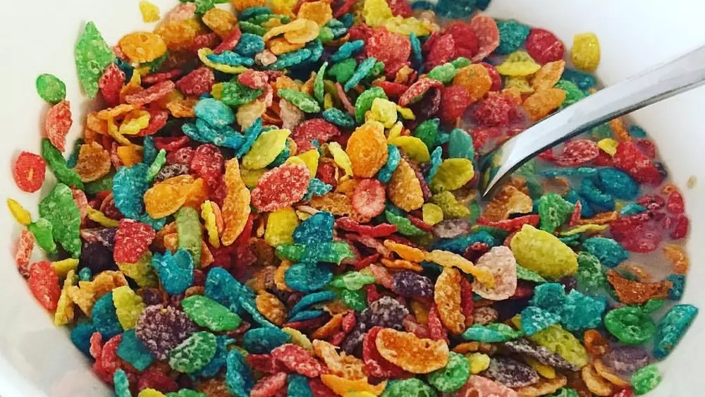 Closeup ຂອງ Fruity Pebbles ໃນລະດັບຂອງສີ