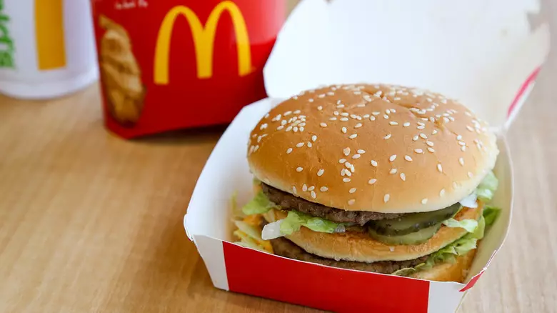 Mâncare Big Mac de la Mcdonalds