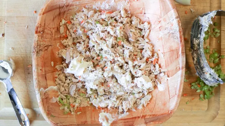 mayo ditambahkeun kana salad tuna