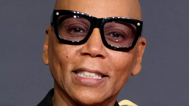 RuPaul يرتدي نظارات ملونة