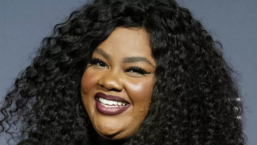 Nicole Byer s červenou rtěnkou