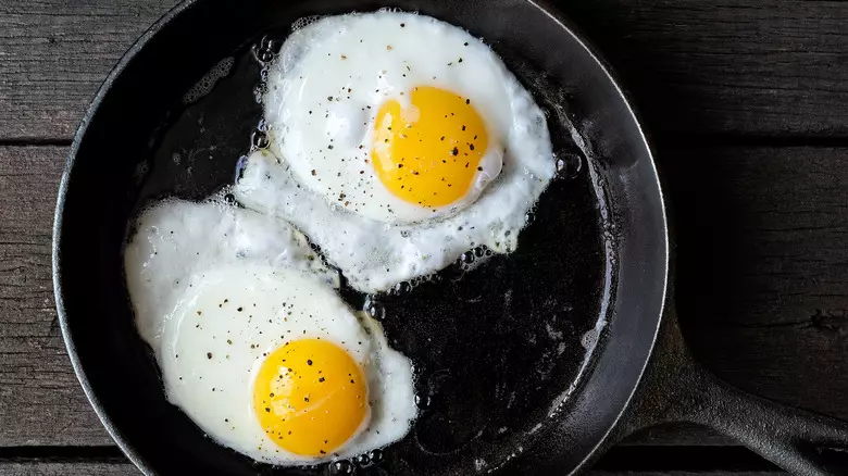 freír huevos en sartén