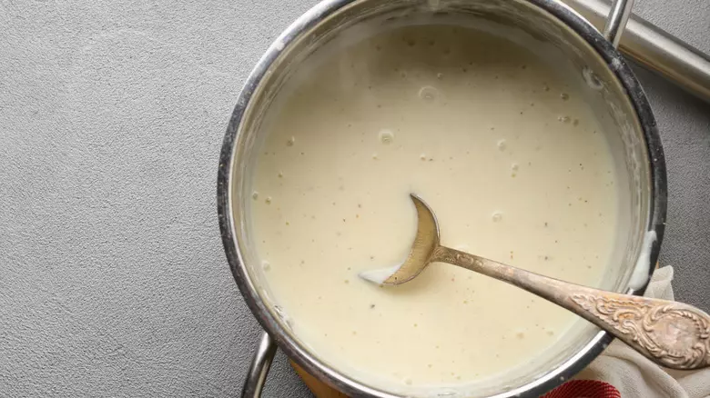 Bechamel na saucepan