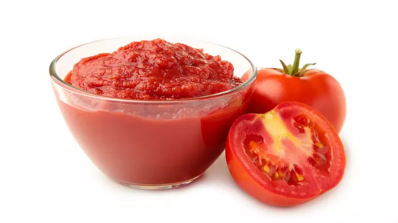 tasek pasteya tomato li tenişta nîvên tomato xav