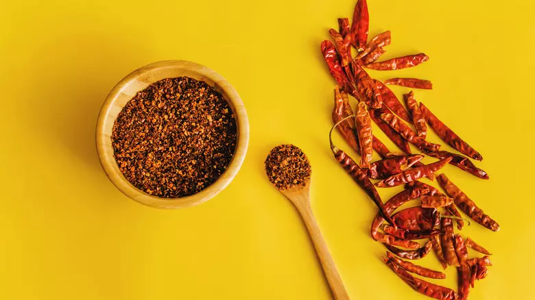 Guajillo Pepper Powder û îsotên chili