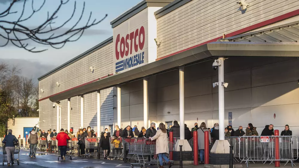 Costco အပြင်ဘက်ရှိ ဈေးဝယ်သူများလိုင်း