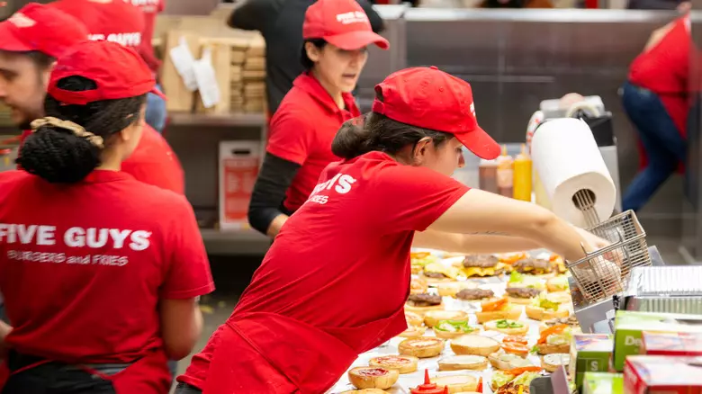 Arbeiter mit fünf Jungs, die Essen kochen