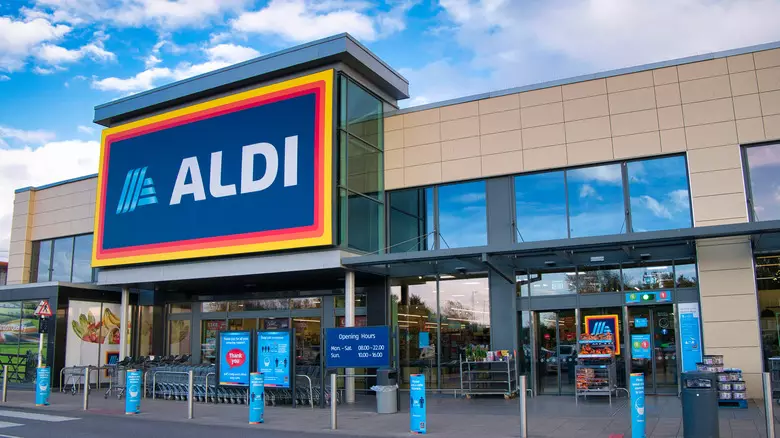 Aldi-ulkopuoli ja kirkkaan sininen taivas