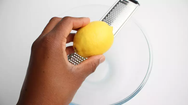 lemon na grater n'ime nnukwu efere