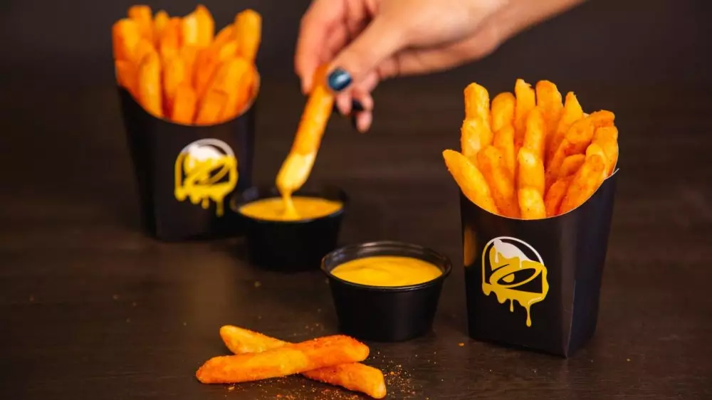 Nacho Fries juustokastikkeessa