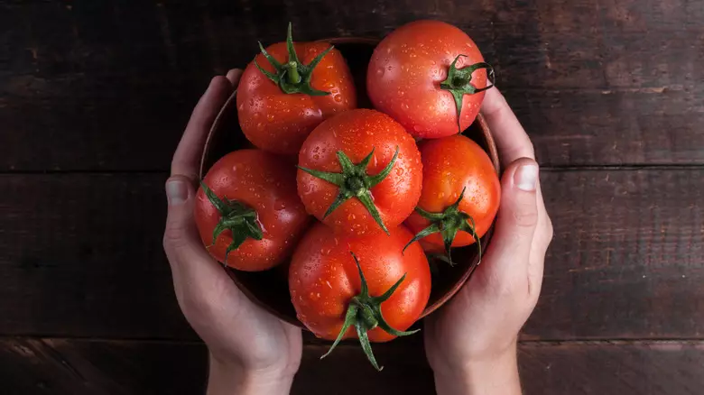 Hänn halen Tomaten op brong Holz