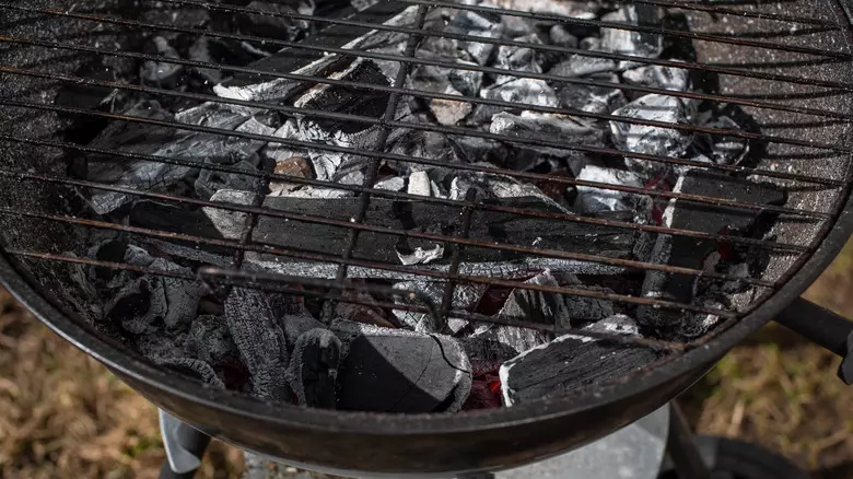 A black BBQ yakagadzirira kubika