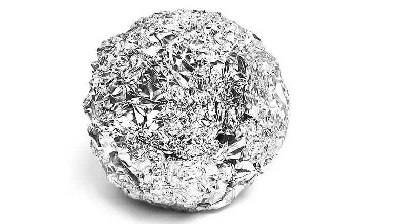 en smulad boll av aluminiumfolie