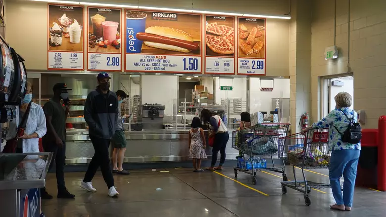 Shoppers in de rij bij een Costco food court