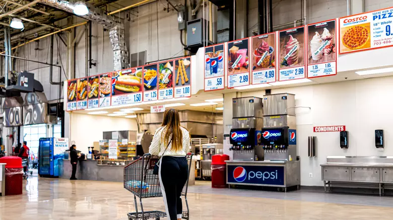 Téměř prázdný food court