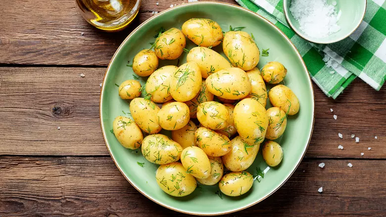 Frisch gekochte Kartoffeln mit Dill