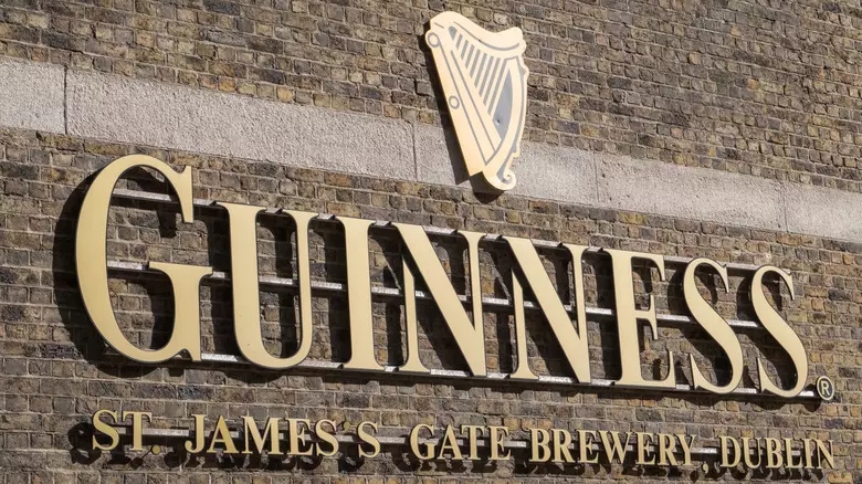 Guinness Harp logo i luga o le fale